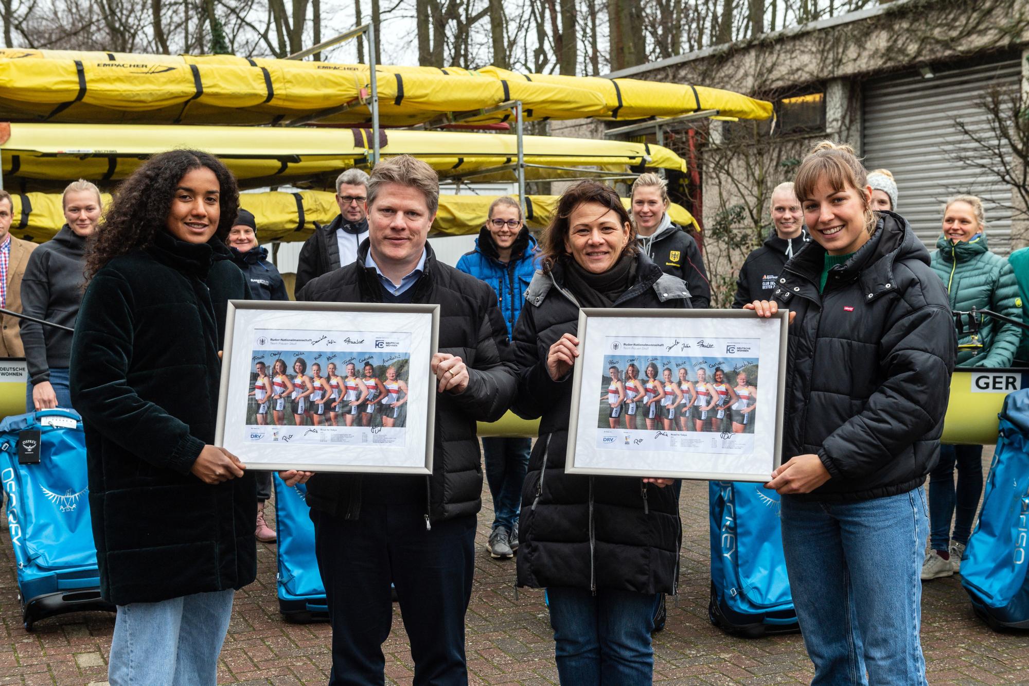 Deutsche Wohnen besucht das Team Frauen-Skull | rudern.de
