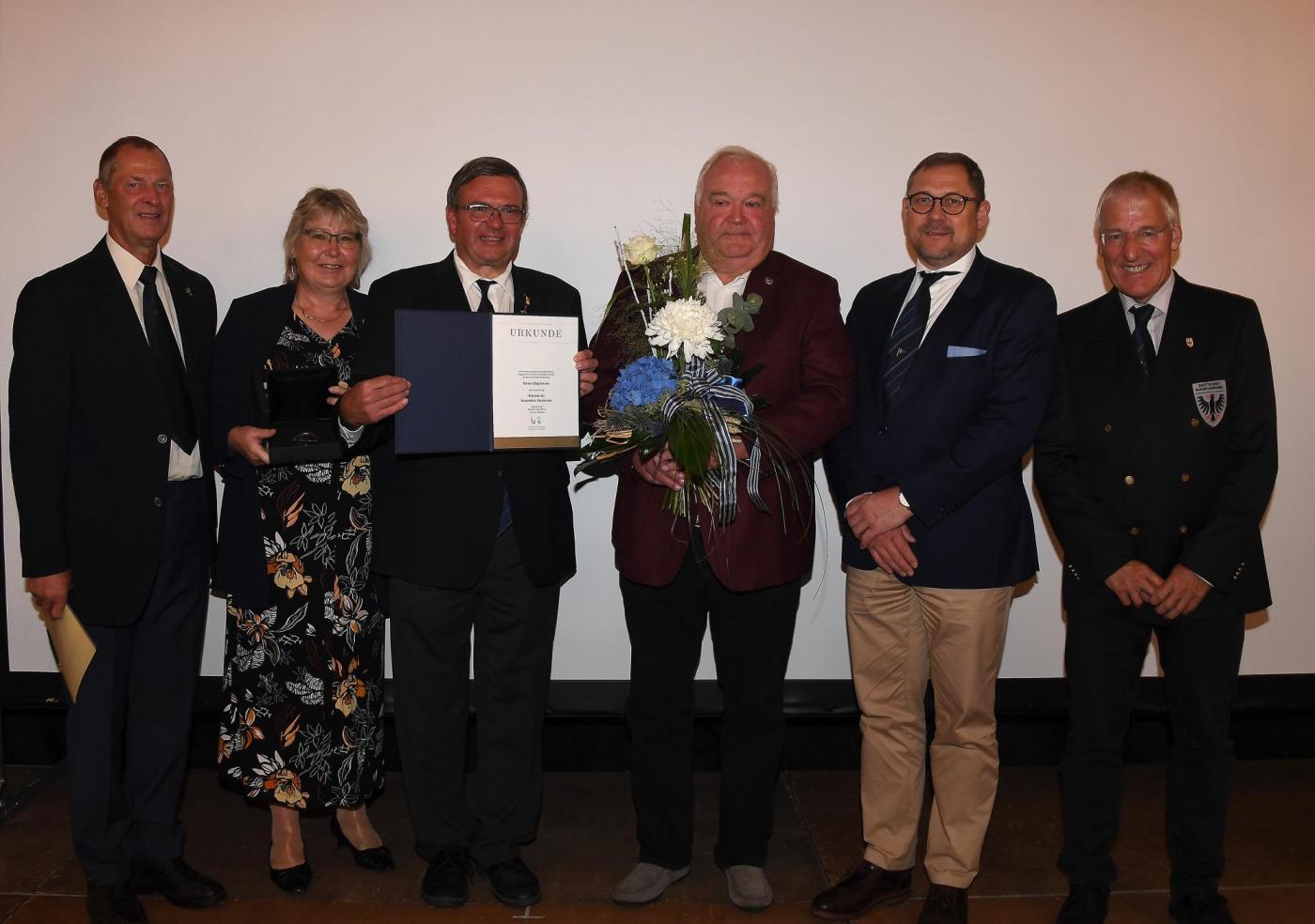 Rainer Engelmann mit der Plakette für besondere Verdienste ...